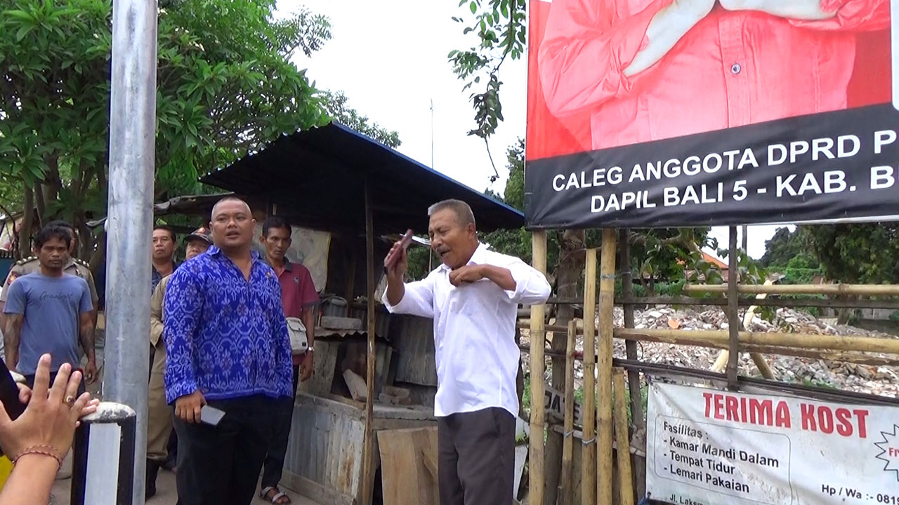 Penertiban Baliho Caleg di Buleleng Diwarnai Protes - Jarrak Pos Bali
