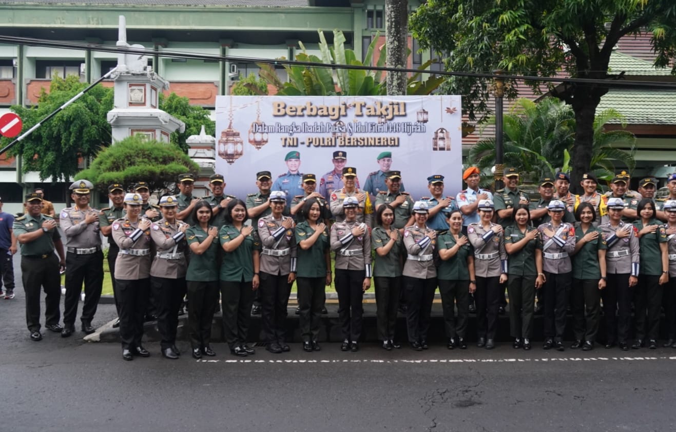 Sinergitas TNI – Polri Bagikan Takjil Di Bulan Ramadhan - Jarrak Pos Bali